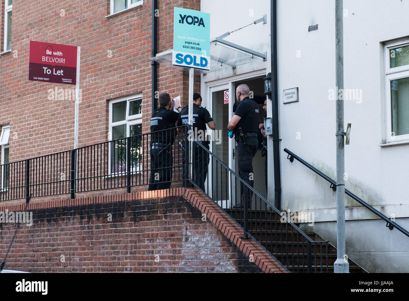 Thames valley police officers outside hi-res stock photography and ...