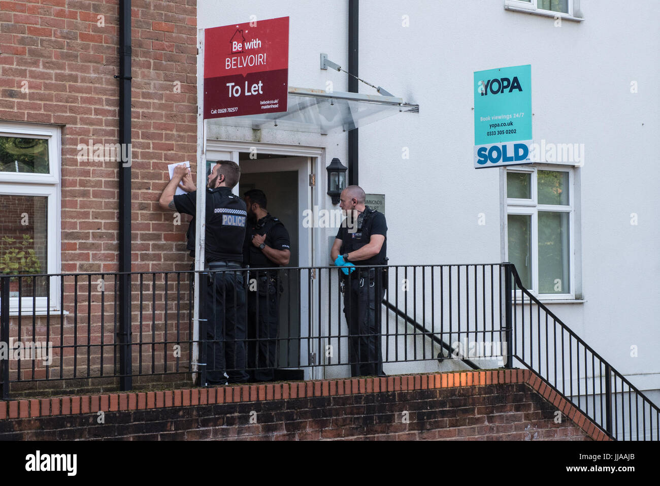 Thames valley police officers outside hi-res stock photography and ...