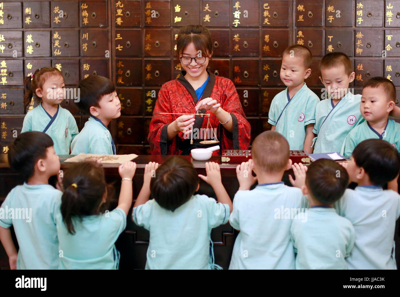 Traditional chinese medcine hi-res stock photography and images - Alamy