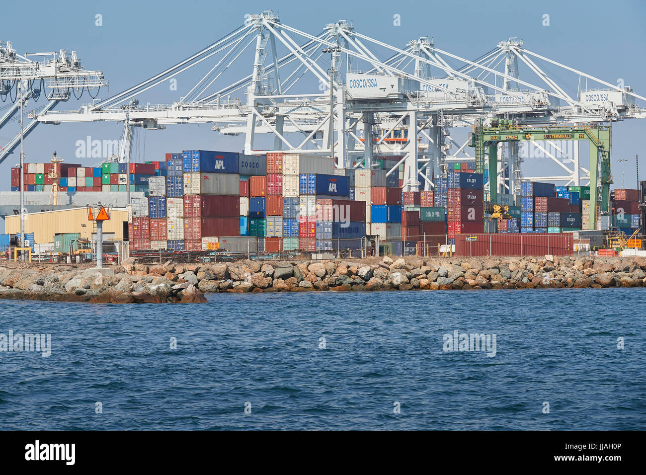 Unloading shipping container hi-res stock photography and images - Alamy