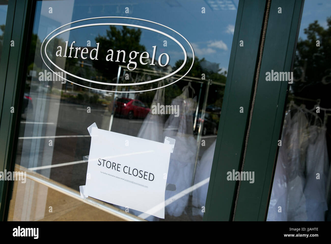 Closed storefront liquidation hi-res stock photography and images - Alamy