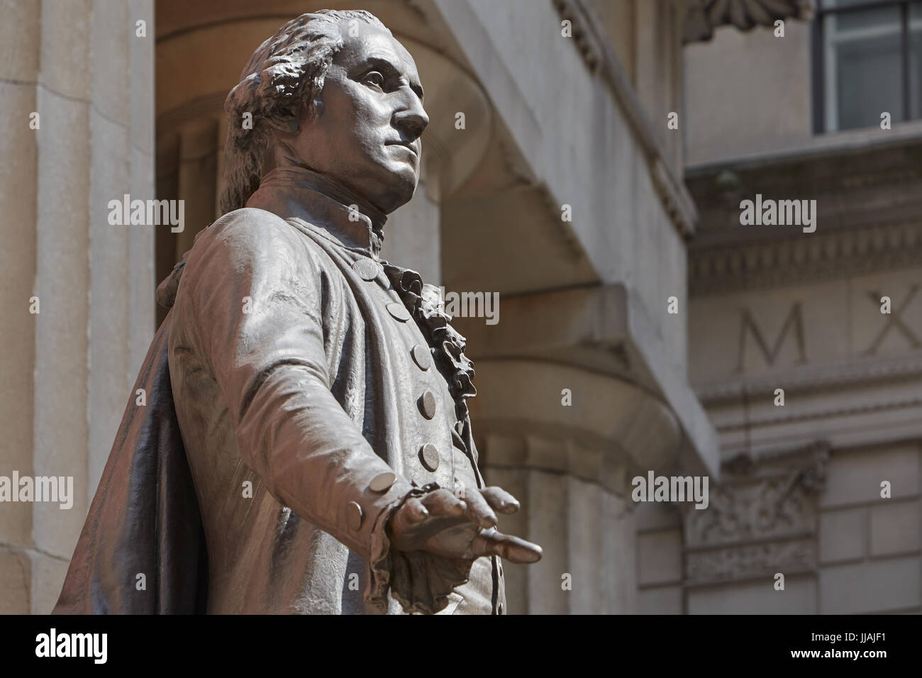 Washington statue federal hall hi-res stock photography and images - Alamy