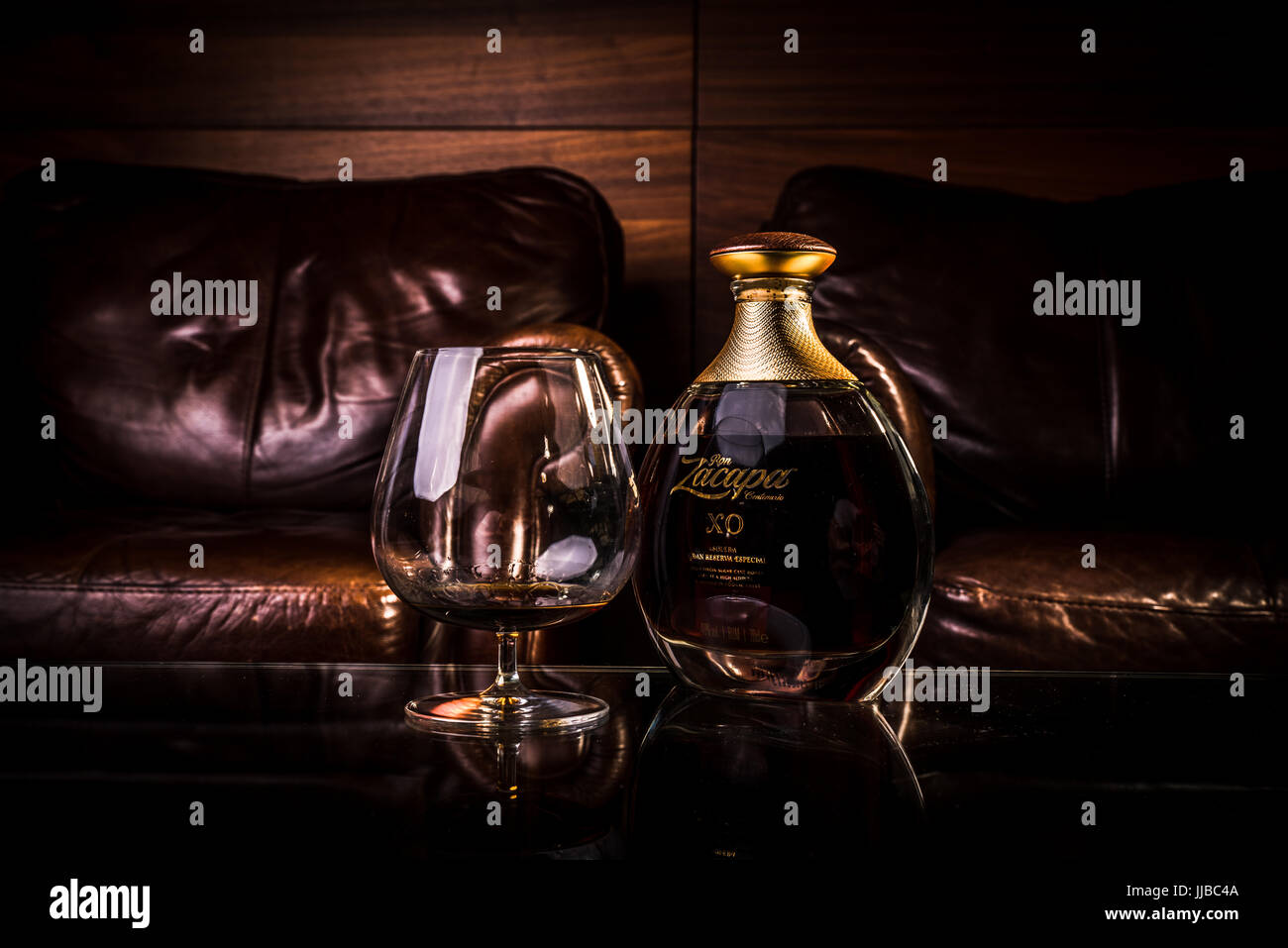 Luxury cigar lounge hi-res stock photography and images - Alamy