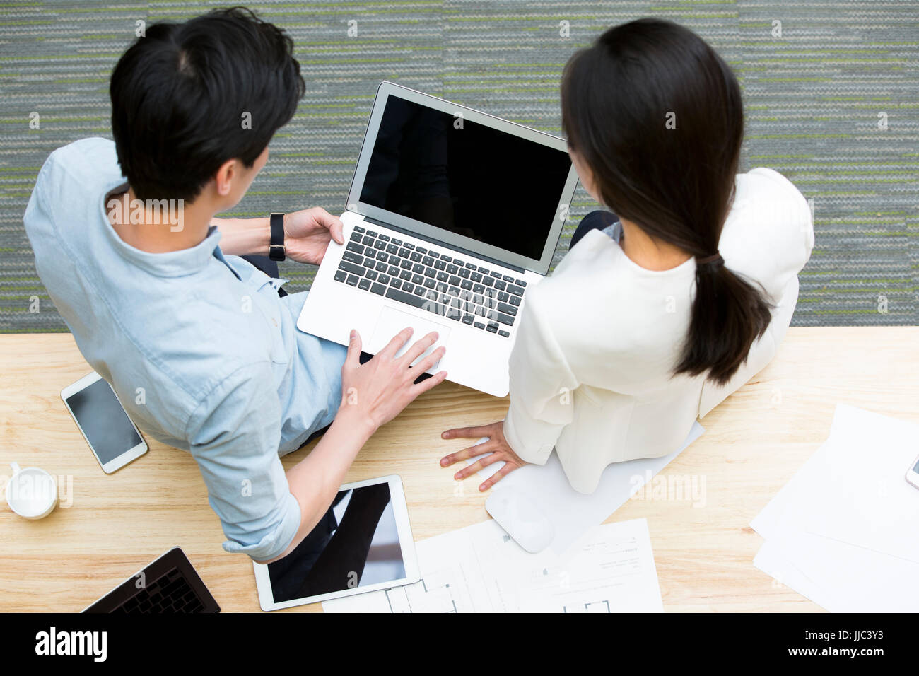 Overhead of two people talking hi-res stock photography and images - Alamy