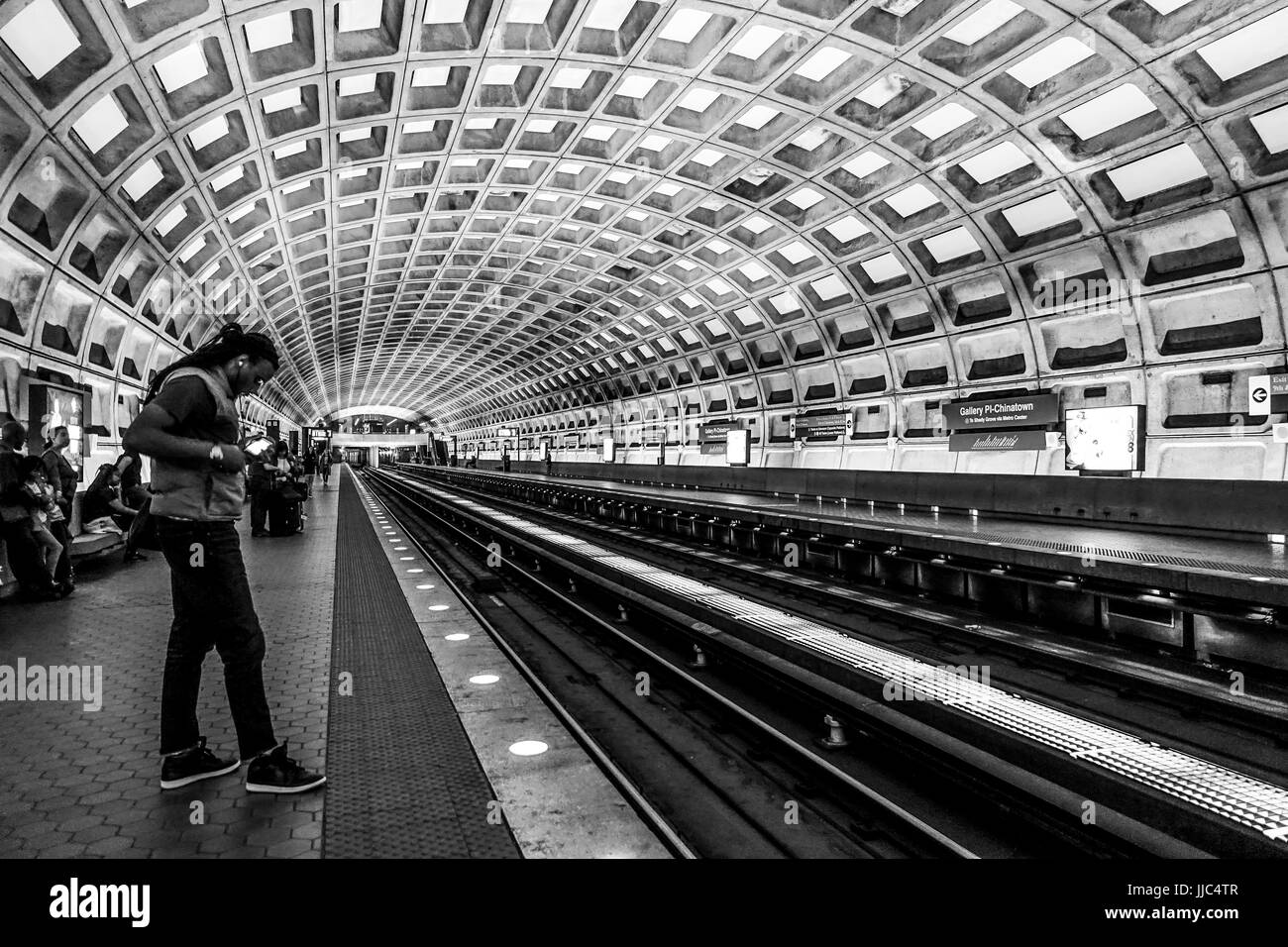 The platform of Washington Underground - WASHINGTON DC - COLUMBIA ...