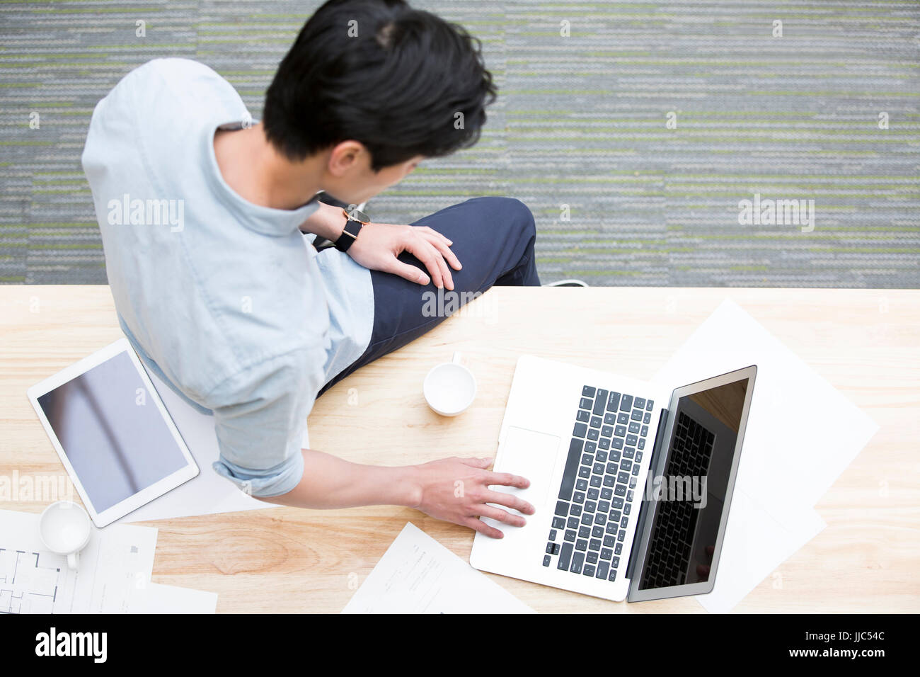 Men working overhead hi-res stock photography and images - Alamy