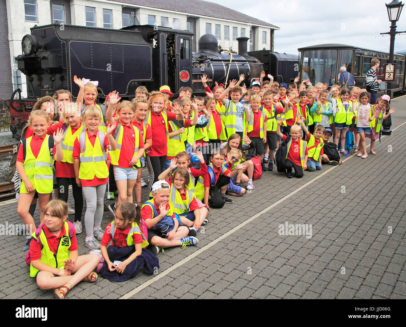 Group of school children railway hi-res stock photography and images ...