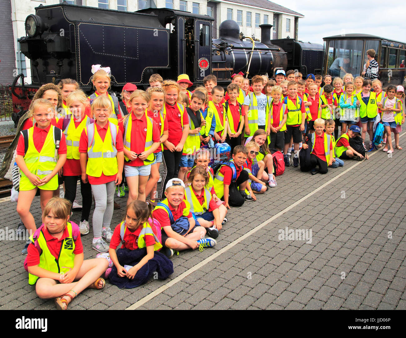 Group of school children railway hi-res stock photography and images ...