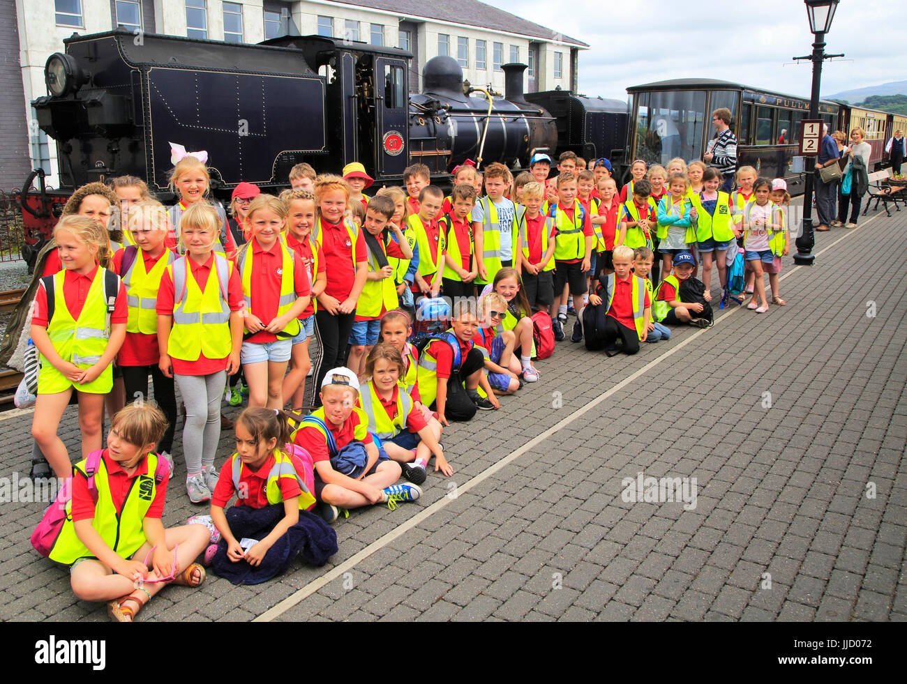 Group of school children railway hi-res stock photography and images ...