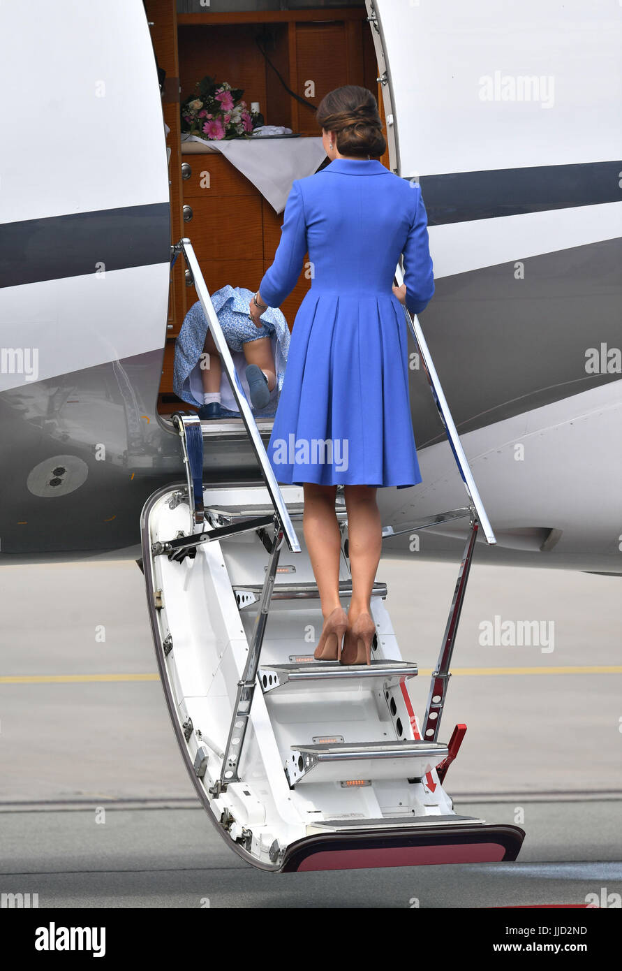 Princess Charlotte falls over as he gets on the plane with her mother ...