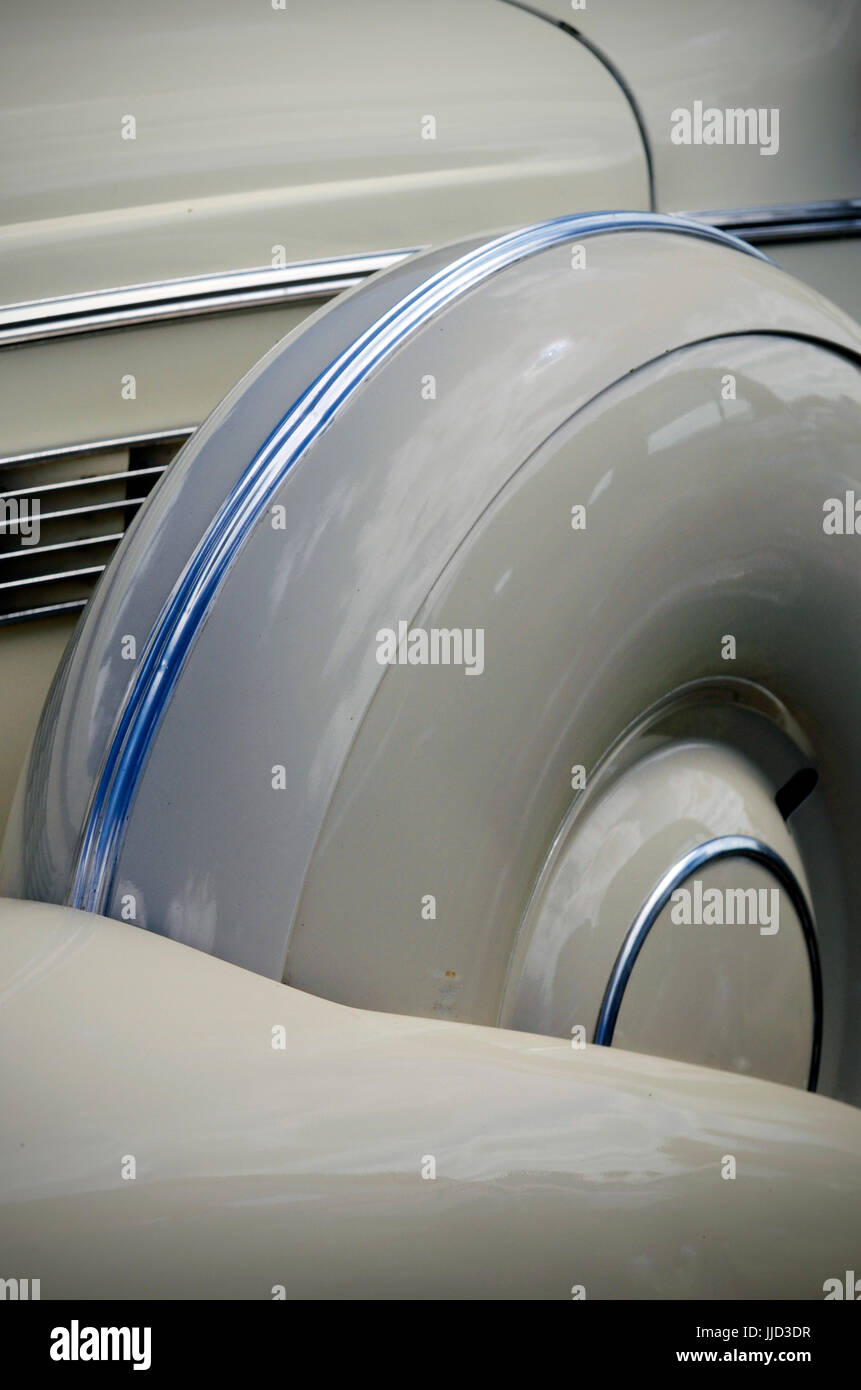 classic buick spare wheel wing and bonnet Stock Photo - Alamy