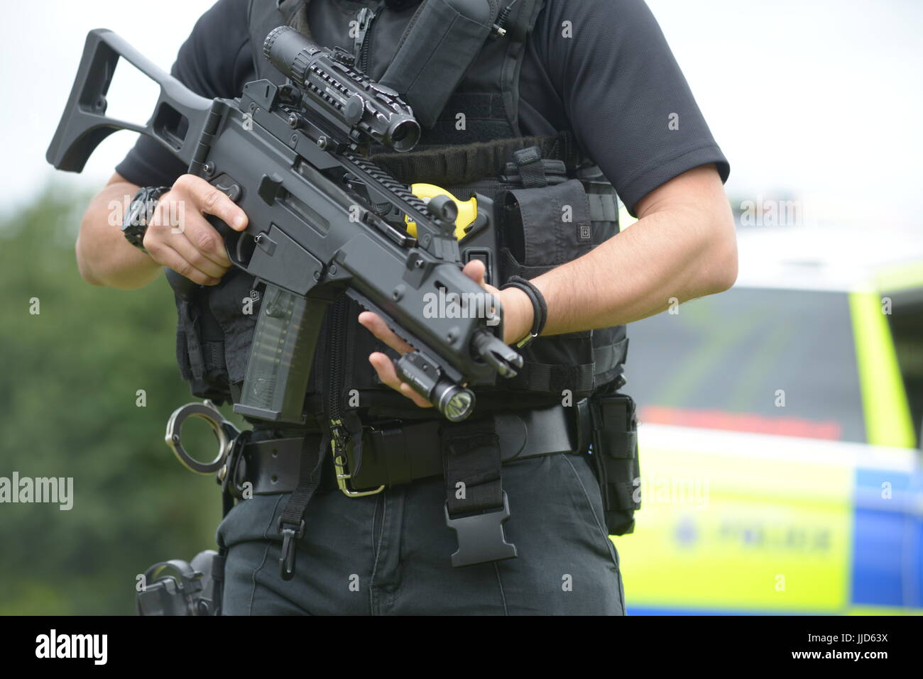 Armed police with their weapons Stock Photo - Alamy
