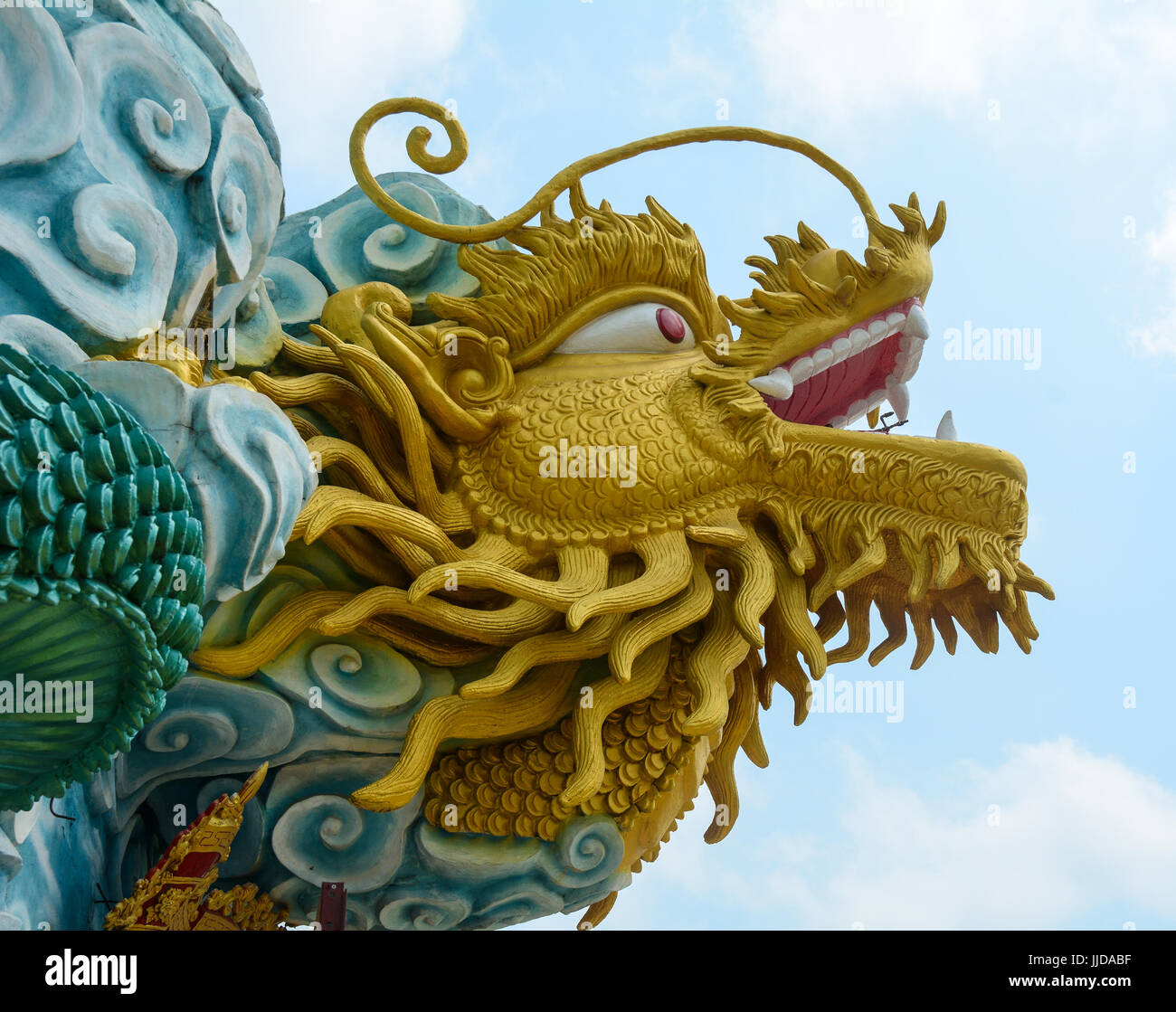 Dragon statue at Chinese temple Stock Photo - Alamy
