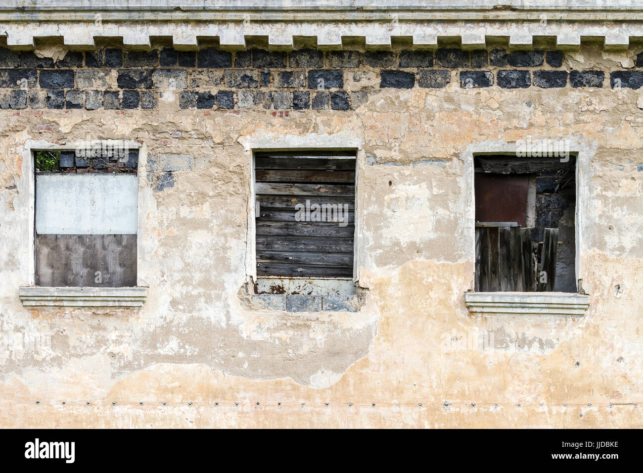 old decay building facade. boarded up windows of abandoned house Stock Photo - Alamy
