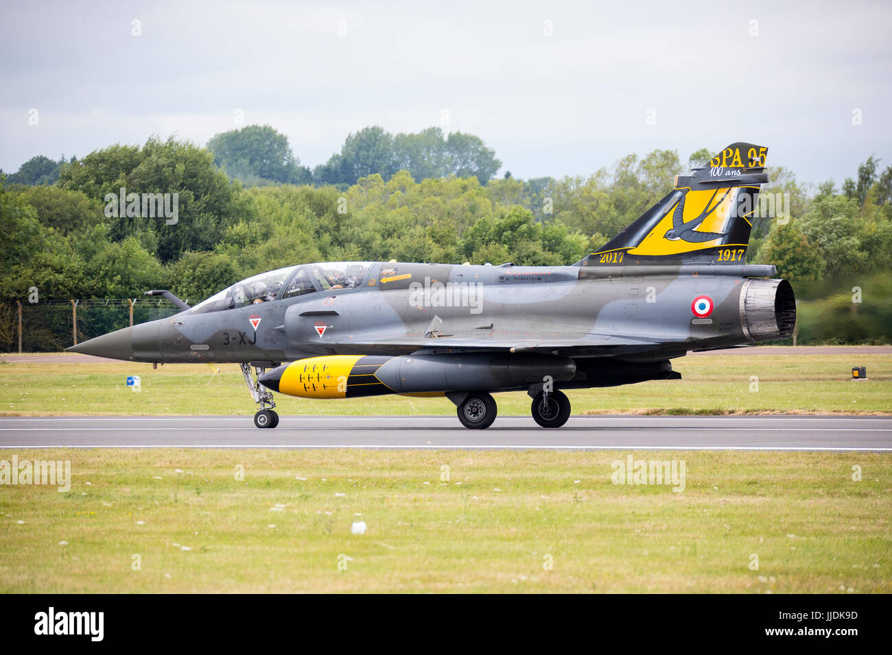 A French Dassault Mirage 2000D lands after its display at RIAT 2017 ...
