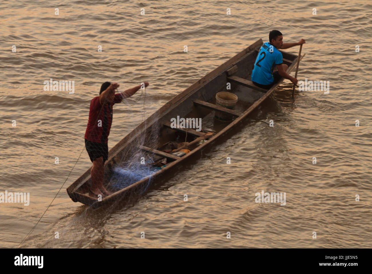 Fisherman throwing net hi-res stock photography and images - Alamy