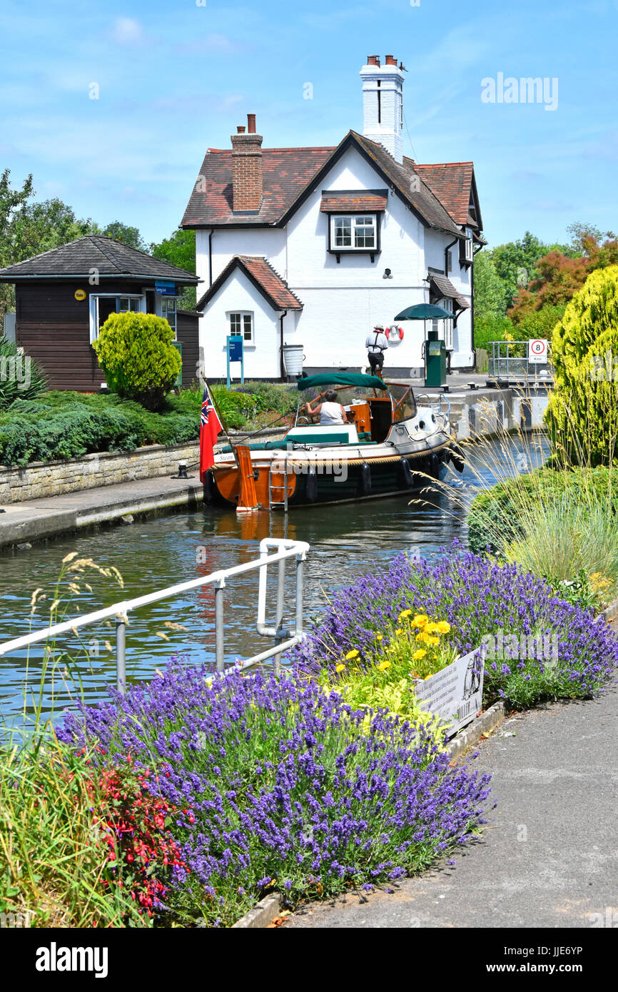 Goring Lock & cottage on River Thames with summer flowers & motor ...