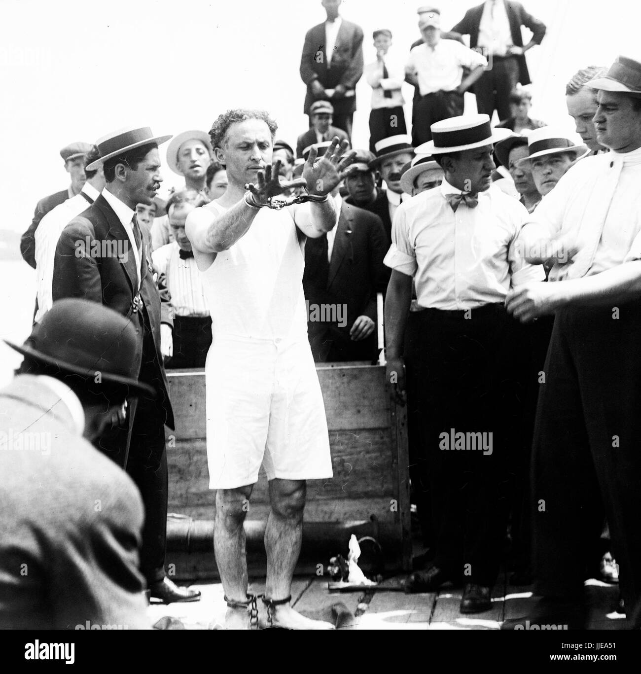 Magician harry houdini hi-res stock photography and images - Alamy