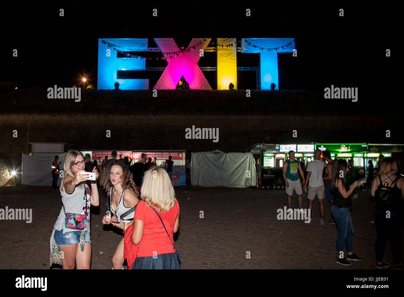 Concert crowd girls hi-res stock photography and images - Alamy