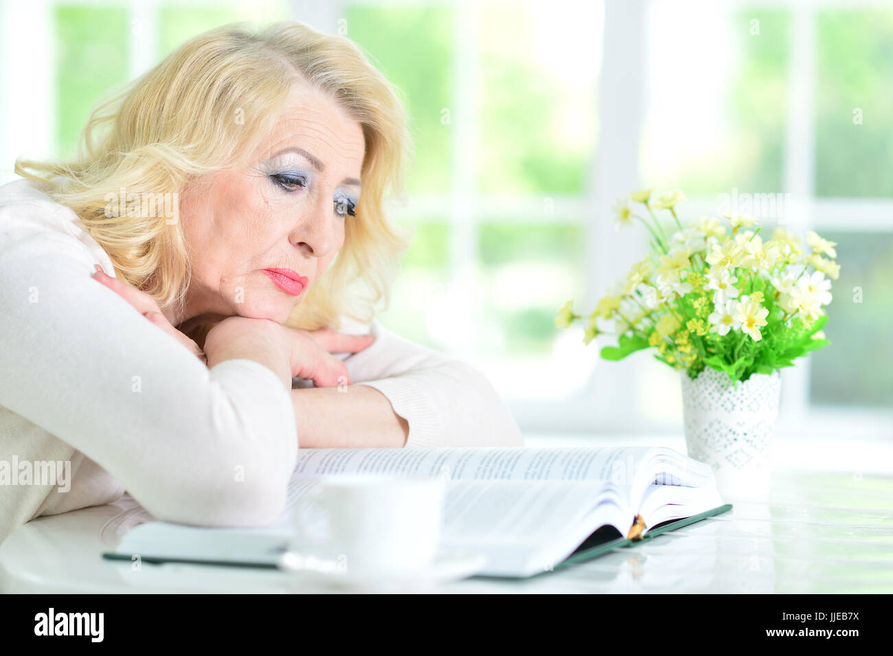 mature woman reading book Stock Photo - Alamy