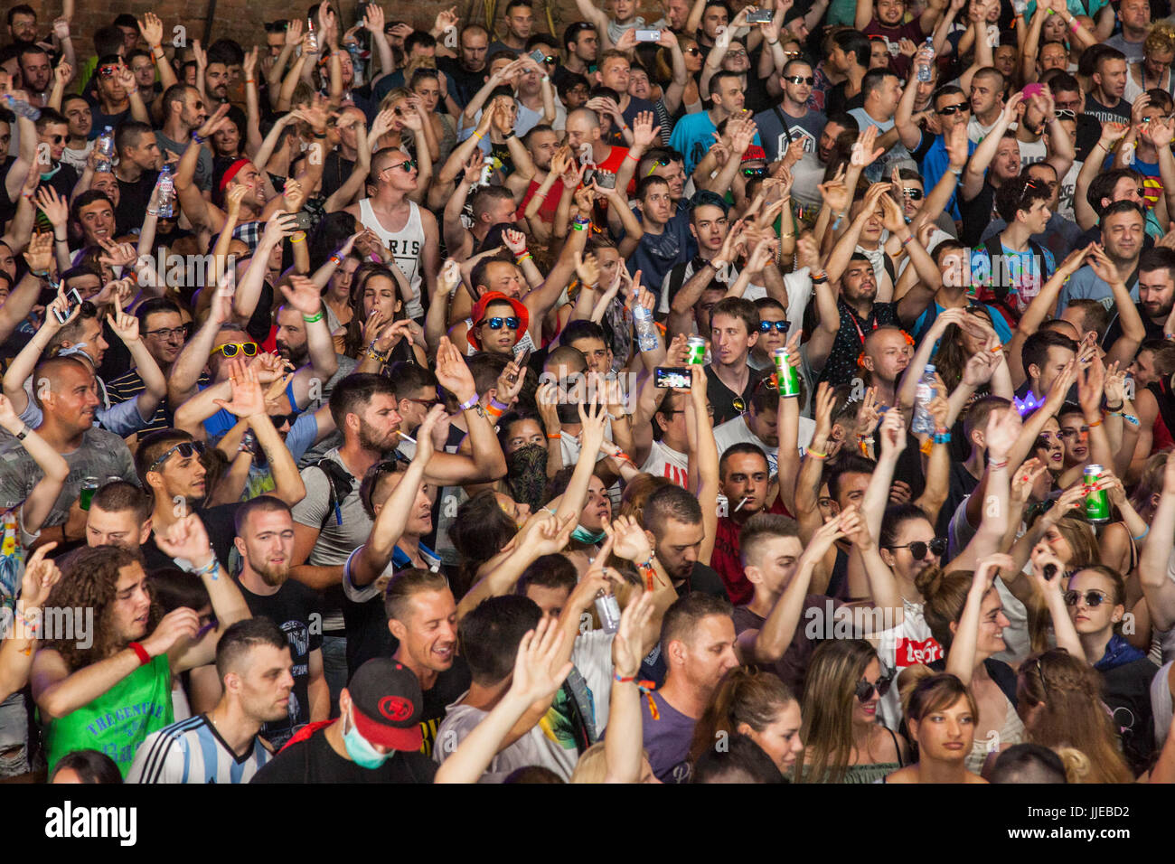 Crowd cheering hi-res stock photography and images - Alamy