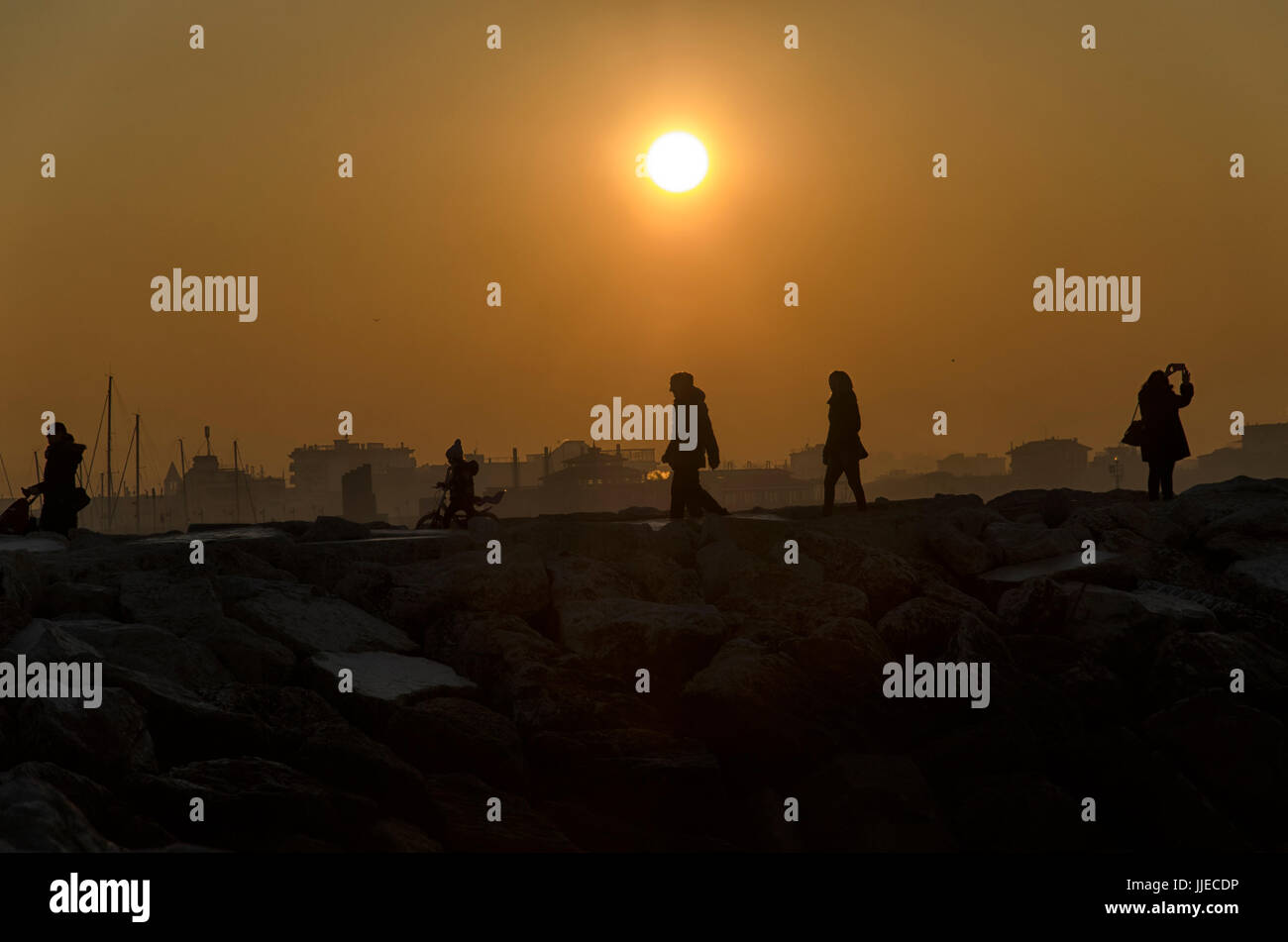 View of people watching an amazing sunset Stock Photo - Alamy