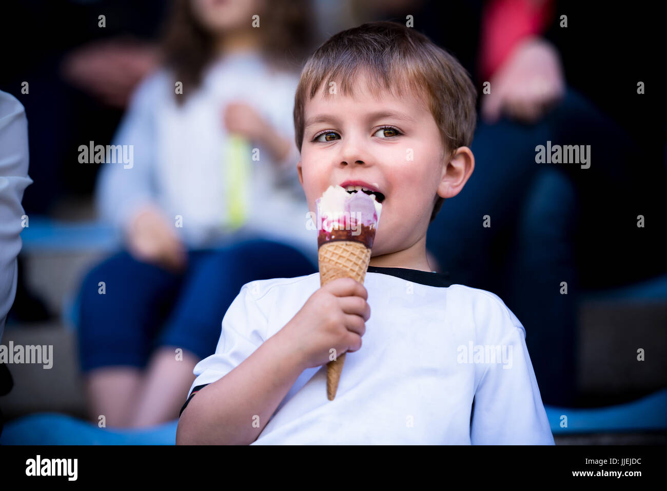 Stadium fan eating hi-res stock photography and images - Alamy