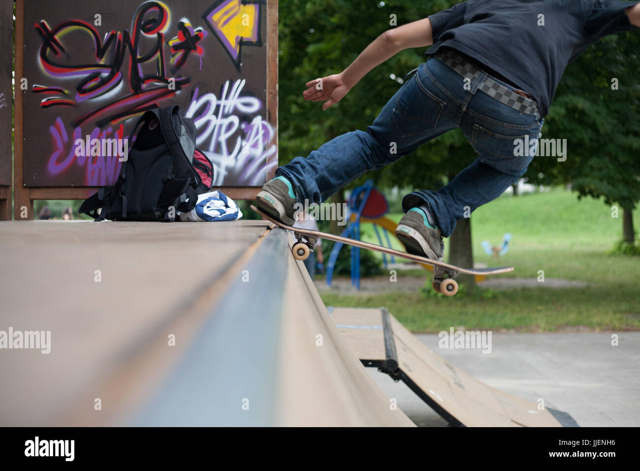 Bottom of skateboard hi-res stock photography and images - Alamy