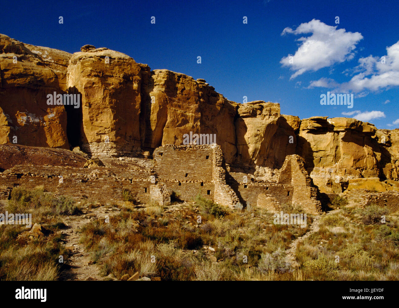 Sandstone masonry walls of Hungo Pavi Pueblo, Chaco Canyon, New Mexico ...