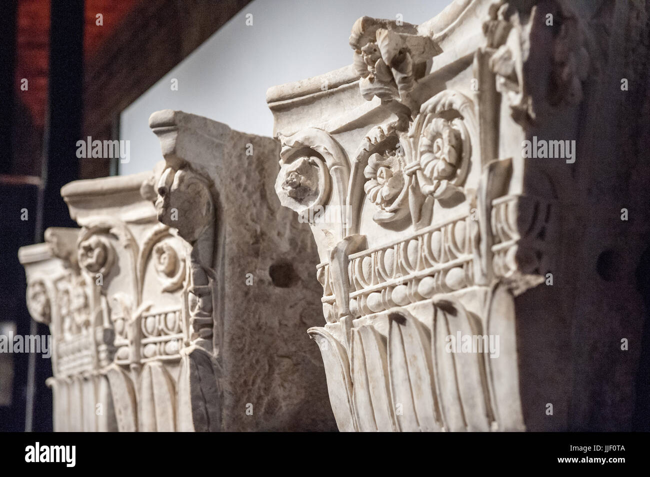 Corinthian column capital Stock Photo - Alamy