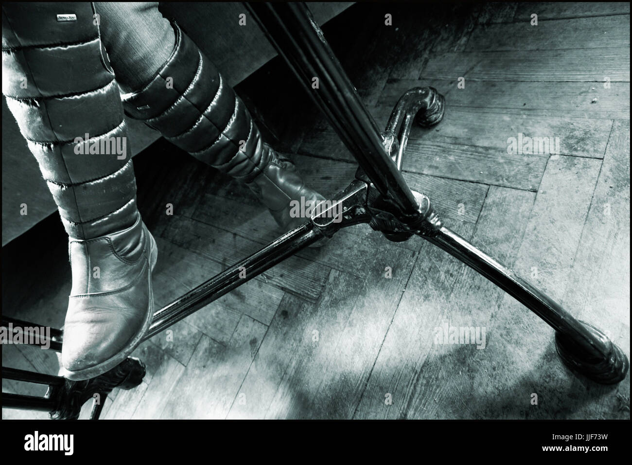 Women sitting pub table hi-res stock photography and images - Alamy