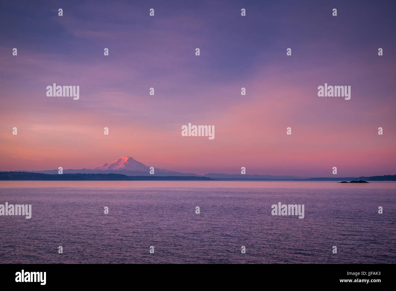 Summer Sunrise over Puget Sound and Mount Rainier Stock Photo - Alamy
