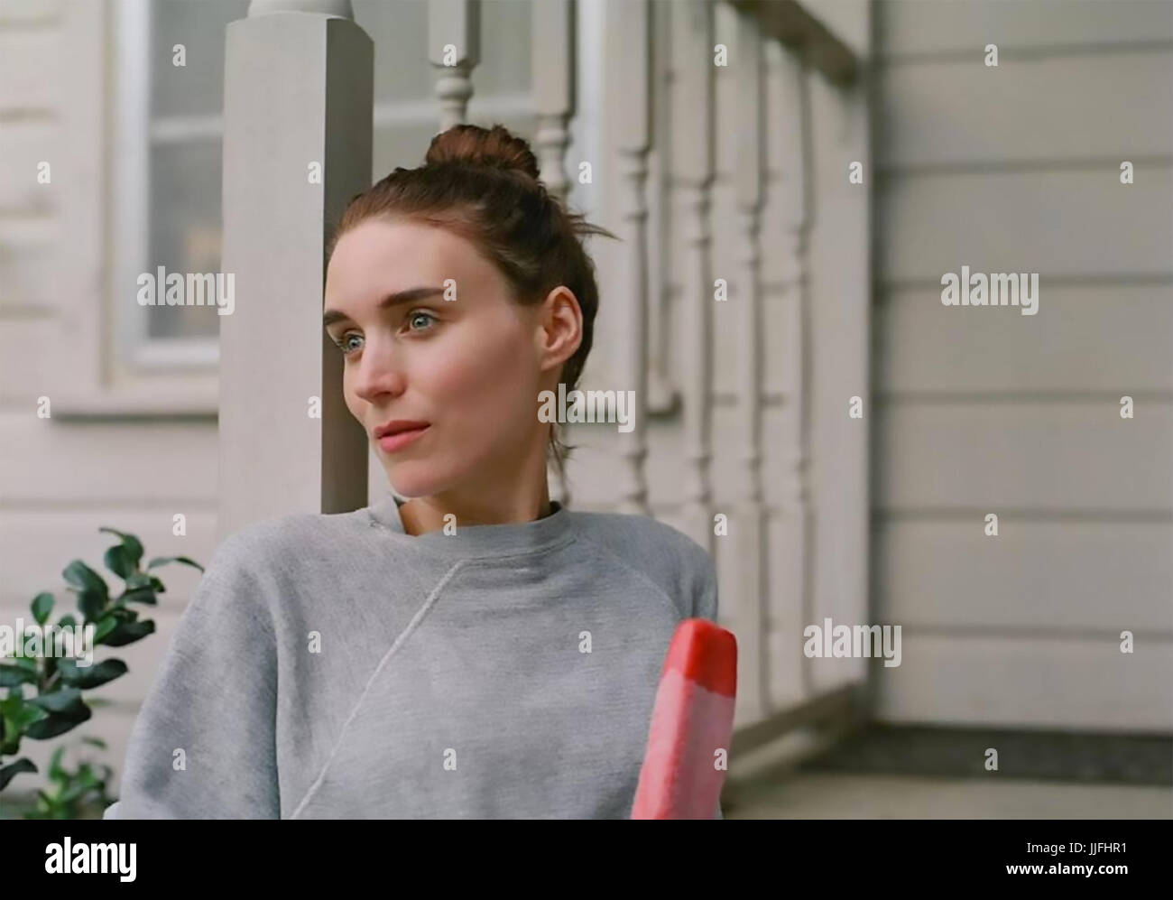 A GHOST STORY 2017 Sailor Bear film with Rooney Mara Stock Photo - Alamy
