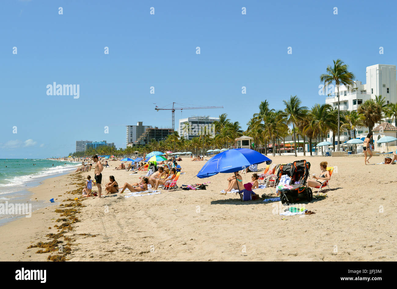 Tourists on the beach enjoying the sun Stock Photo - Alamy