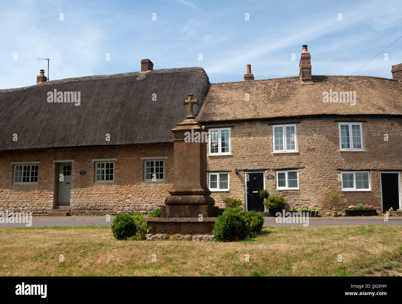 Uk village in summer hi-res stock photography and images - Alamy