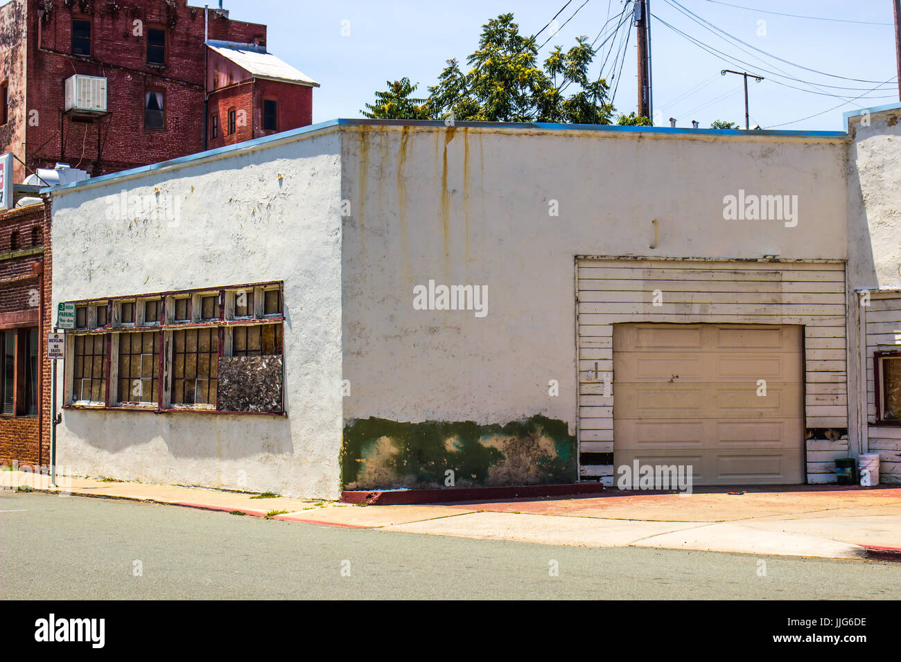 Abandoned Boarded Up Building Stock Photo - Alamy
