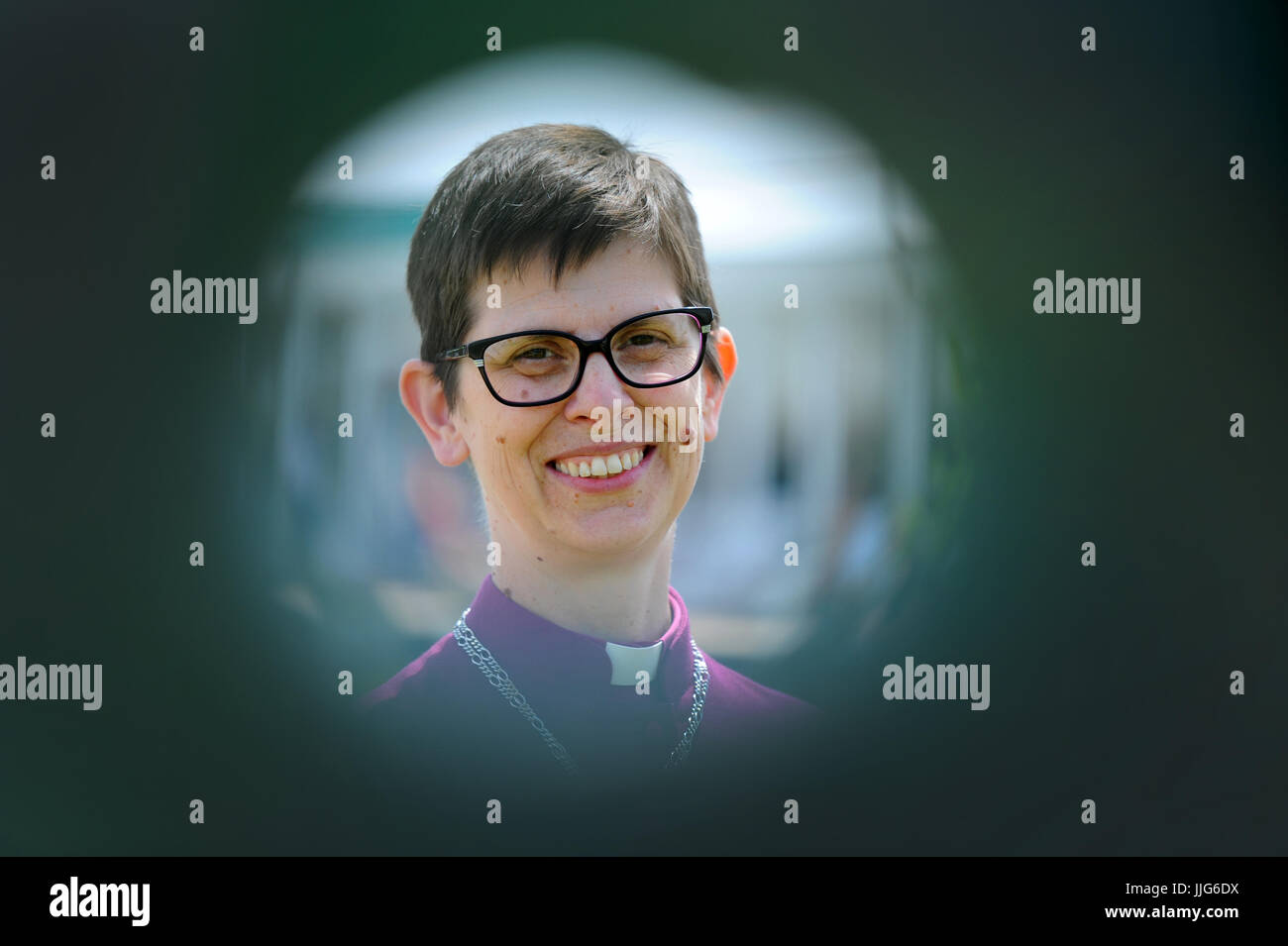 Female reverend hi-res stock photography and images - Alamy