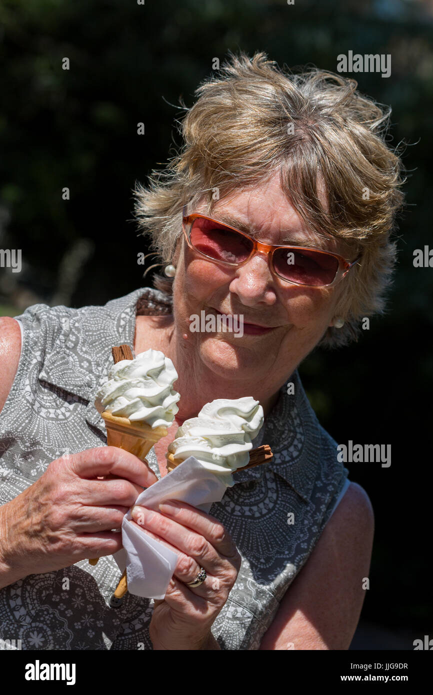 Holding ice cream cones hi-res stock photography and images - Alamy
