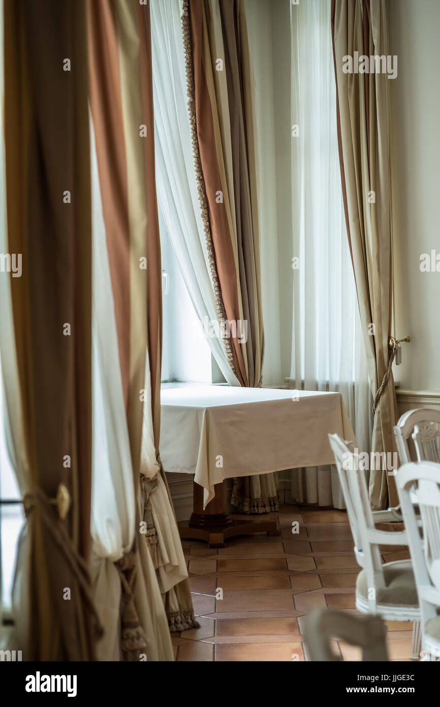 Empty table and chairs in a luxury restaurant Stock Photo - Alamy