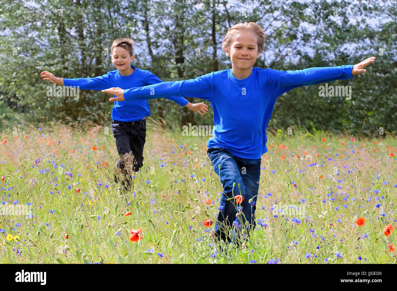 Preteen boys run hi-res stock photography and images - Alamy