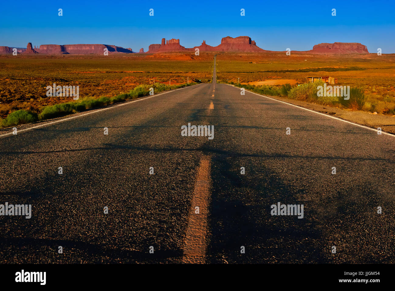 Road in monument valley hi-res stock photography and images - Alamy