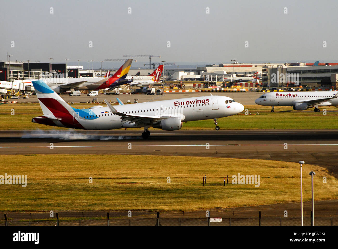 D-AEWK - Airbus A320-214 - Eurowings The Airbus A320 family consists of ...