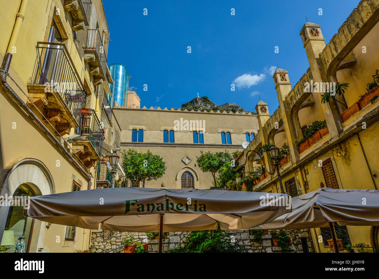 Taormina courtyard hi-res stock photography and images - Alamy