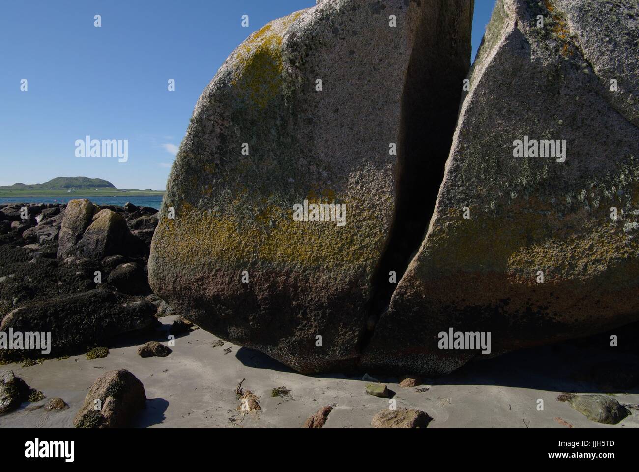 Split granite boulder hi-res stock photography and images - Alamy