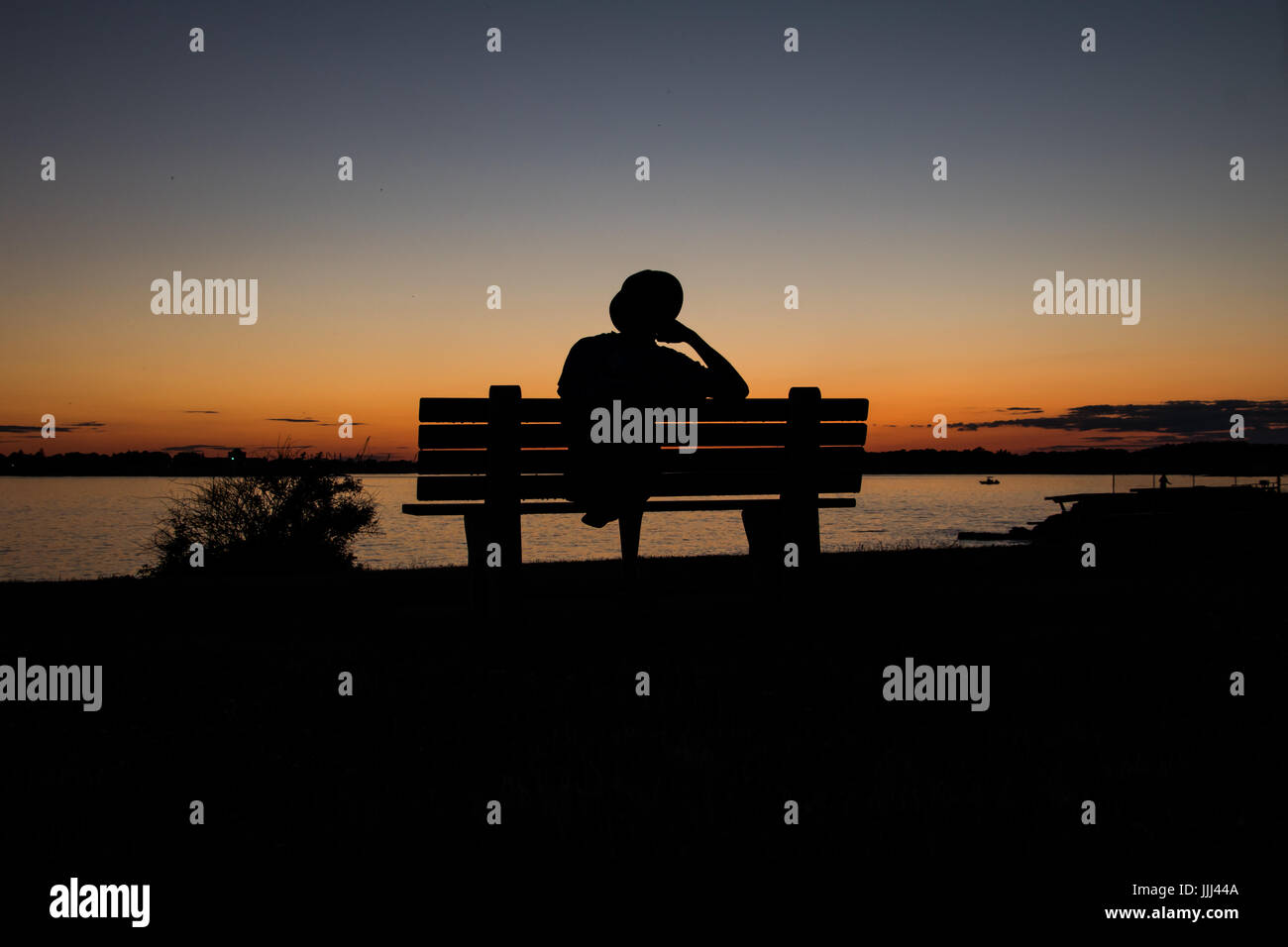 Man dark alone sunset hi-res stock photography and images - Alamy