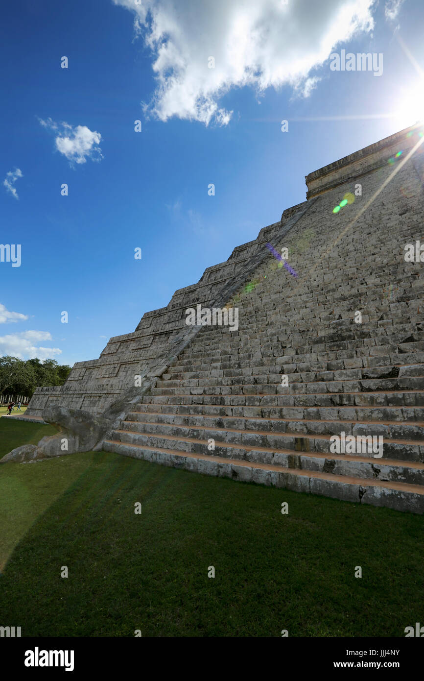 View of El Castillo at Chichen Itza Stock Photo - Alamy