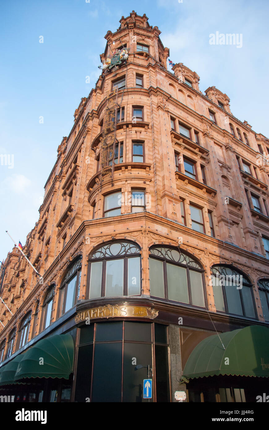 Harrods corner hi-res stock photography and images - Alamy