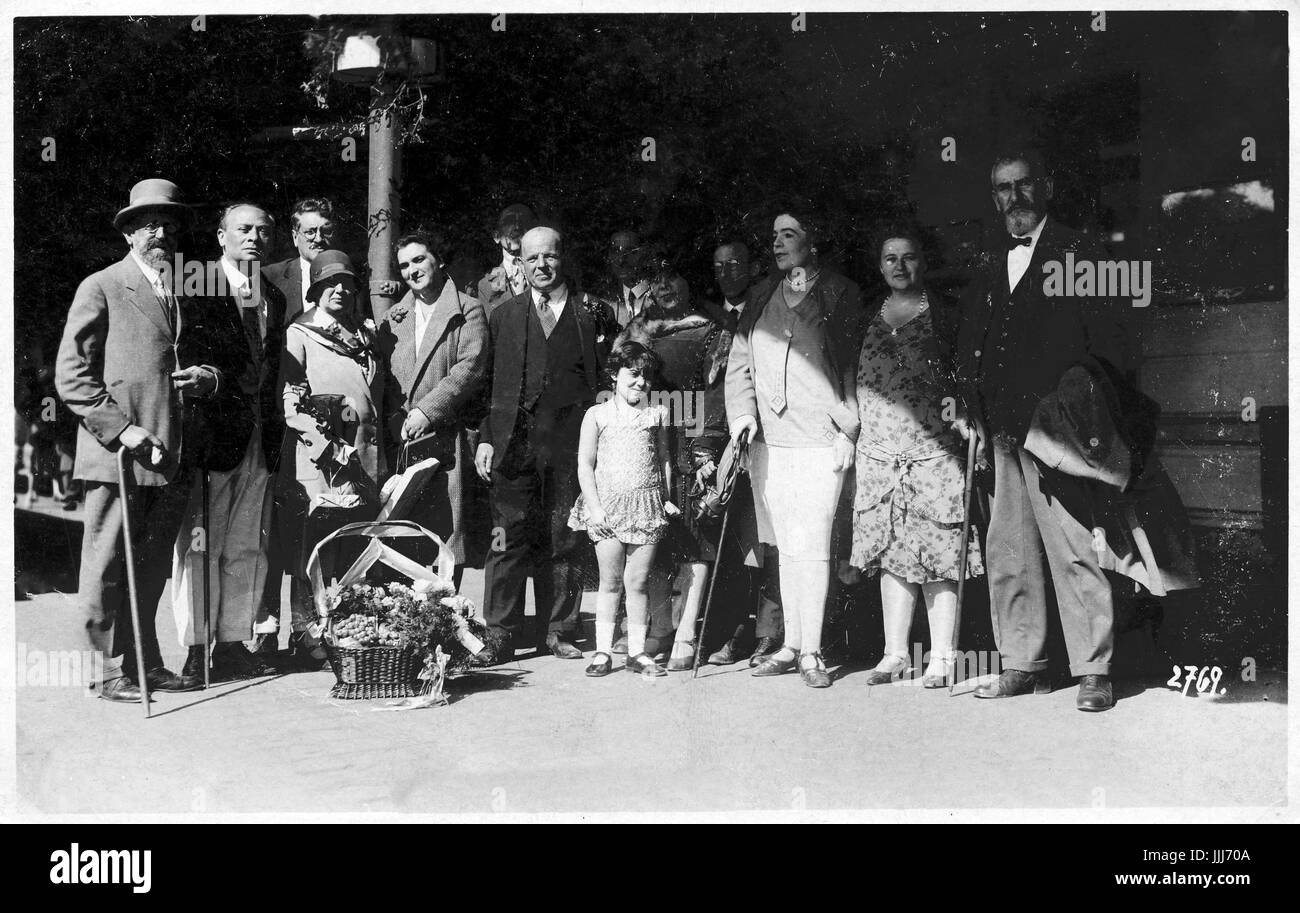 Middle class family 1930s hi-res stock photography and images - Alamy