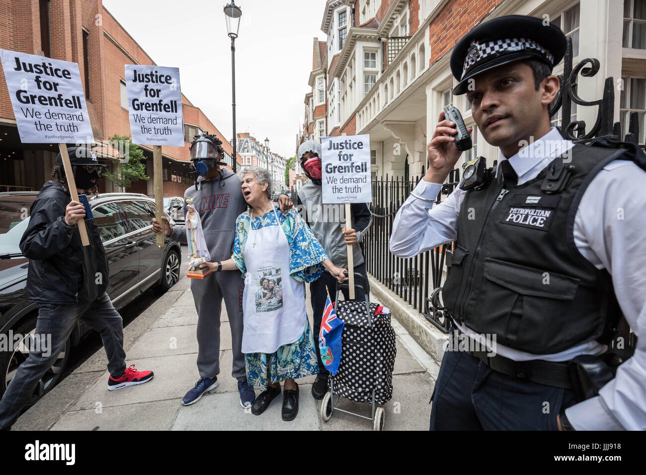 Angry protesters hi-res stock photography and images - Alamy