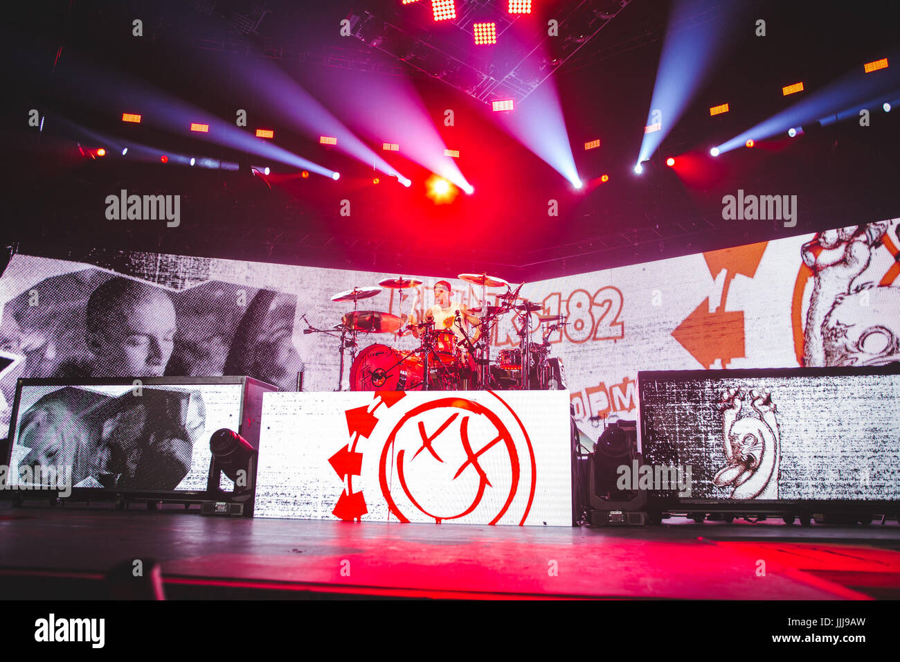 2017 punk american rock travis barker hi-res stock photography and ...